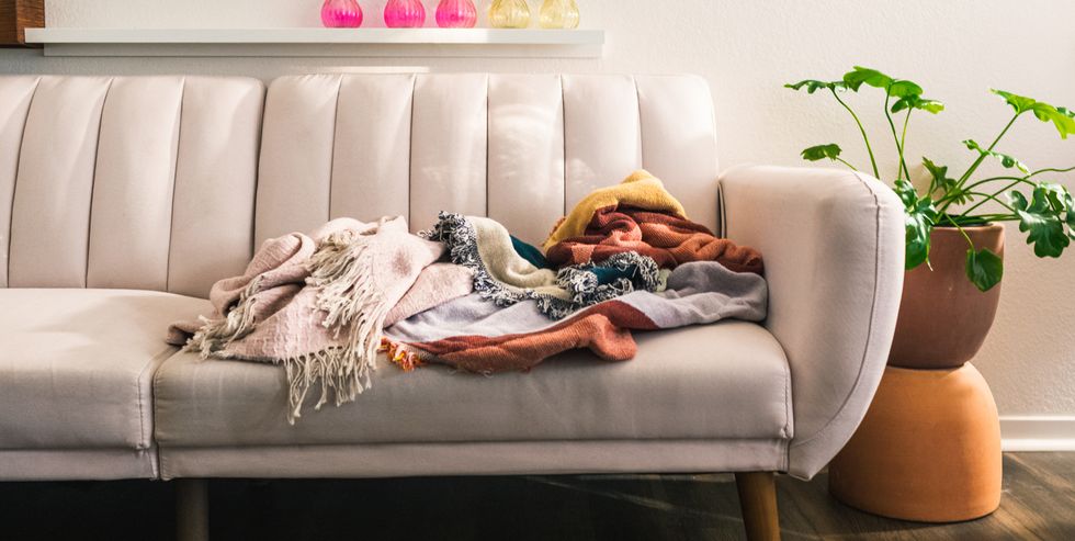 THE BEST FUTONS THAT CONVERT FROM SITTING TO SLEEPING IN SECONDS